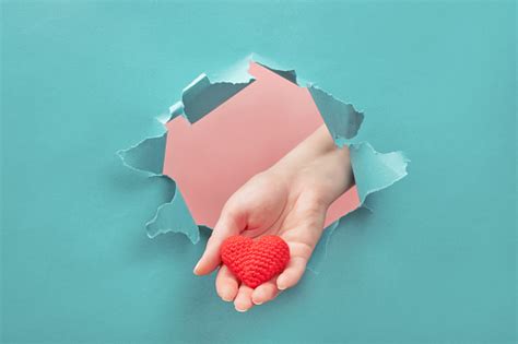 종이에 구멍을 통해 작은 마음을 잡고 손 사랑과 보살핌의 개념 심장에 대한 스톡 사진 및 기타 이미지 심장 14 2월