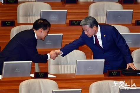 인사하는 이종섭 국방부 장관 김영호 통일부 장관 노컷뉴스