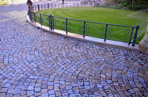 풀아웃 스프링클러를 사용한 잔디밭 자동 관개 신선한 녹색 컬러 블랙 플라스틱 노즐이 원형 회전으로 연장되고 회전하는 물 화강암 조약돌 타일 및 연석 울타리 난간 잔디밭 자동