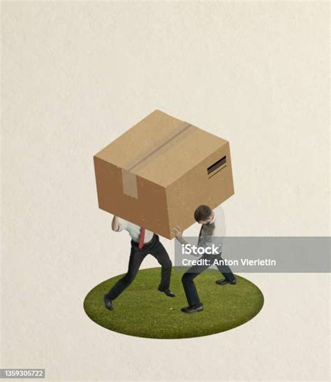 베이지 색 배경에 고립 된 거대하고 무거운 골판지 상자를 들고있는 두 남자의 현대 미술 콜라주 비현실적에 대한 스톡 사진 및
