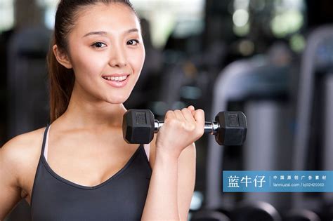 青年女子在健身馆健身 蓝牛仔影像 中国原创广告影像素材
