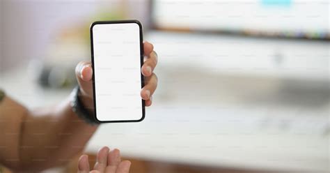 빈 화면이 있는 휴대폰을 들고 있는 클로즈업 남성 손 사진 Unsplash의 손가락 이미지