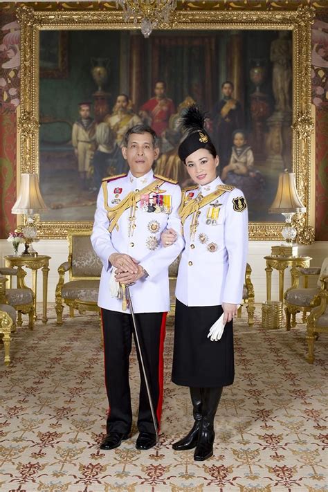 ร 10 พระราชทานพระบรมฉายาลักษณ์ที่ฉายคู่พระราชินี 8 พระรูปให้ดาวน์โหลด