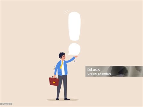 주의 및 경고 호출 개념입니다 스토리텔링 관심과 관심을 끌기 위해 큰 소리로 말하기 중요한 정보나 비밀을 알리기 말풍선을 느낌표로 삼아 말하는 사업가 느낌표에 대한 스톡