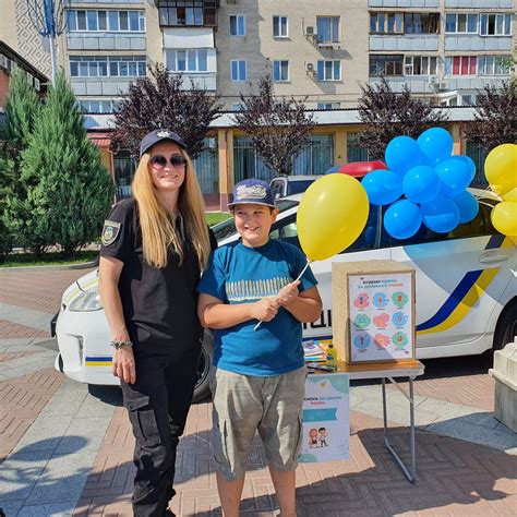 Крокуємо до школи разом Поліцейські Бучанщини провели благодійний захід Ювенальні поліцейські