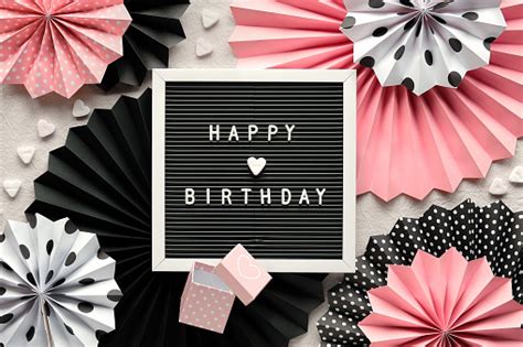 편지 보드 레터 보드에 텍스트 생일 축하합니다 크림 화이트 섬유에 분홍색과 검은 색에 창조적 인 플랫 누워 파티 장식 종이 팬