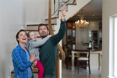 Eltern Und Tochter Stehen Auf Treppen Stockfoto Bildagentur Panthermedia