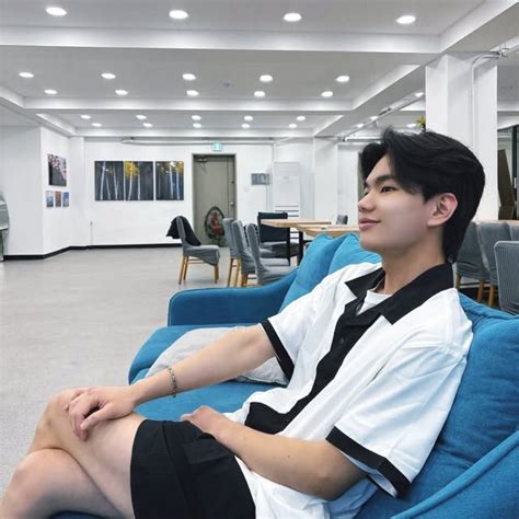 인천사는21살의 의문의남성 js 17 t Threads Say more