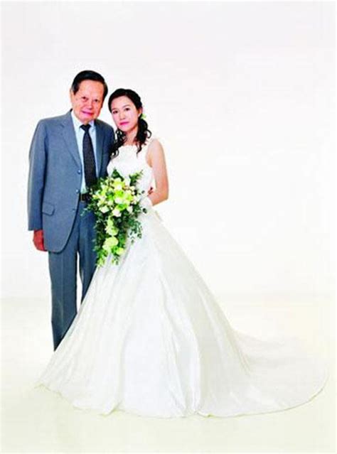 94歲楊振寧與40歲翁帆近照 一路走來他們始終是最幸福的一對 每日頭條