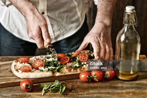 토마토 로켓 모 짜 렐 라로 피자를 잘라전통 로마 피자채도 감소 효과선택적 초점근접 촬영 로마나 피자에 대한 스톡 사진 및 기타