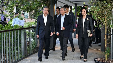 王毅會見新加坡外長維文