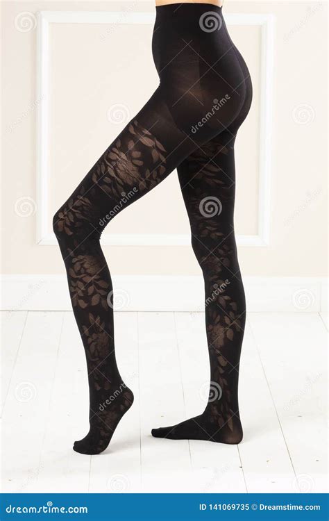 Piernas Femeninas En Medias Negras Imagen De Archivo Imagen De Pierna
