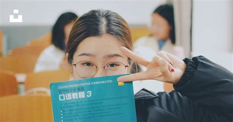 책으로 얼굴을 가리는 여자 사진 Unsplash의 무료 사람 이미지