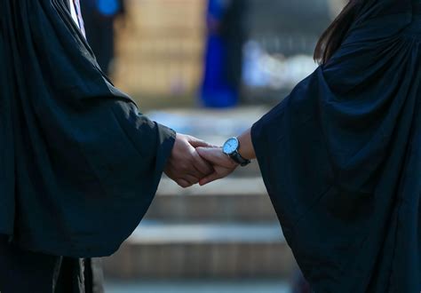 고등학교 골 교육 기쁨 대문자 대학 대학교 랜드마크적 순간 모자 던지기 무기 제기 미래 사람들 새로운 시작