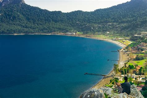 마르마리스만의 전망을 바라보는 남자 산 해변과 베이 세부와 놀라운 풍경입니다 쿰 루 북 말 마리스 터키 휴일 및 관광 개념입니다