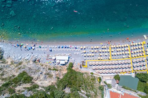 Budva 몬테네그로 공중 무인 항공기 전망 아드리아 해 유럽 근처 Jaz 해변 0명에 대한 스톡 사진 및 기타 이미지 0명