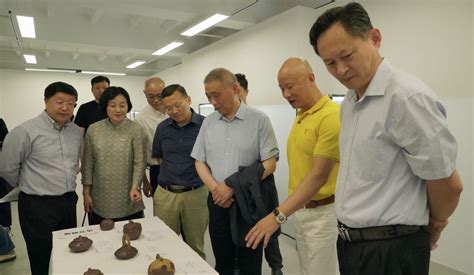 南京大学新闻网 庆祝南京大学建校120周年 “紫玉润光——吕门师徒紫砂精品展”开幕