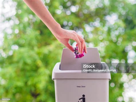 여성 손 Trowing Bokeh 배경에 쓰레기통에 종이 청소 개념입니다 던지기에 대한 스톡 사진 및 기타 이미지 던지기 손 쓰레기 Istock
