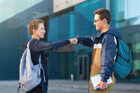 Twee Mannelijke Vrienden Die Oudoors Tieners Ontmoeten Die Elkaar