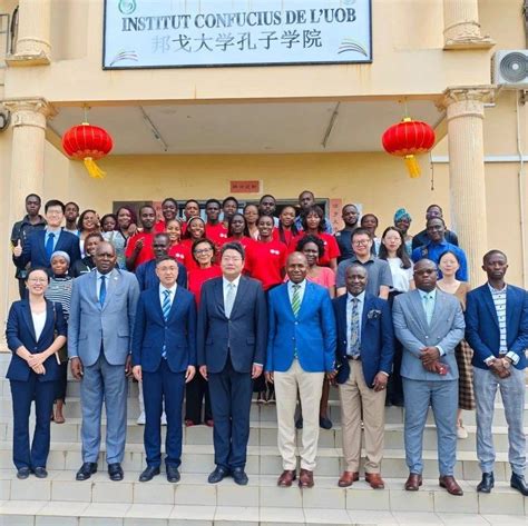 中国驻加蓬大使周平与邦戈大学校长埃科米访问邦大孔院交流教育国际
