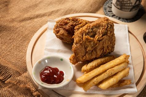 テーブルの上にサンドイッチとフライドポテトが乗った食べ物のプレートの写真 Unsplashの無料食物写真