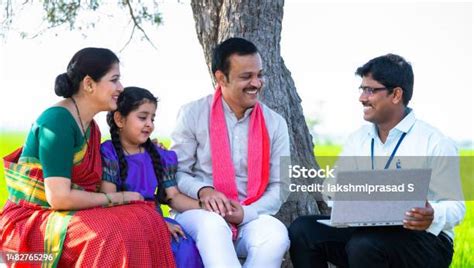 농지에서 농촌에 있는 부부에게 대출 또는 보험 정책에 대해 설명하는 은행가 재정 고문 문앞 은행 서비스 및 시골 인도의 개념 농부에 대한 스톡 사진 및 기타 이미지 Istock