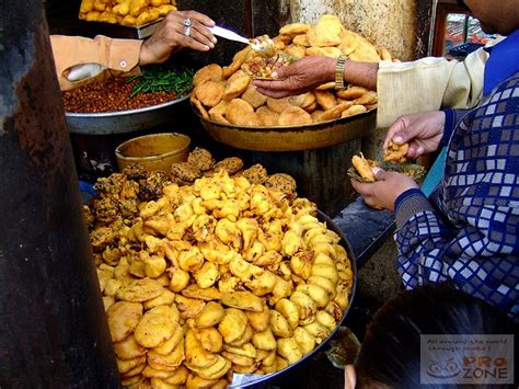 인도 세상에서 가장 맛있는 파코라pakora는 파하르간지 메인 바자르 삼거리에서 인도 음식 레스토랑 튀김 파코라 사모사