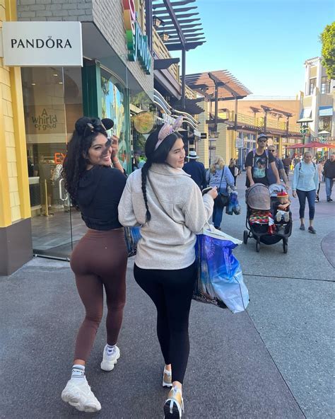 Wow R Hotgirlsatdisneyland