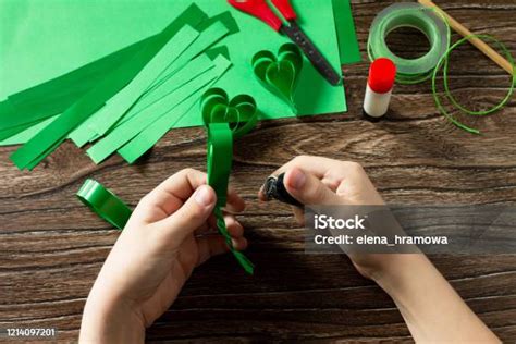 지침 7 단계 성 패트릭의 날 클로버 공예 종이 Handmade 어린이 예술 프로젝트 바느질 어린이를위한 공예품 공예에 대한 스톡 사진 및 기타 이미지 Istock