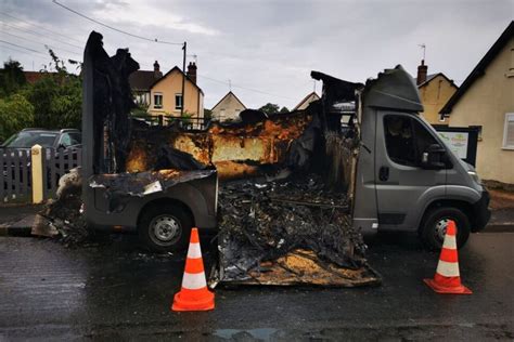 Feux de véhicule de poubelles et dégradations un nuit d incidents à