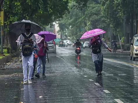 Delhi Weather Light Showers In City Aqi Moderate