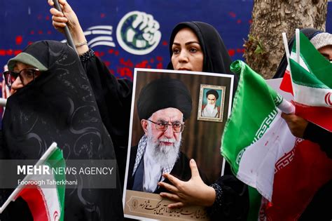 خبرآنلاین تصاویر سلفی زن‌های جوان با تابلوی جنجالی در راهپیمایی یوم