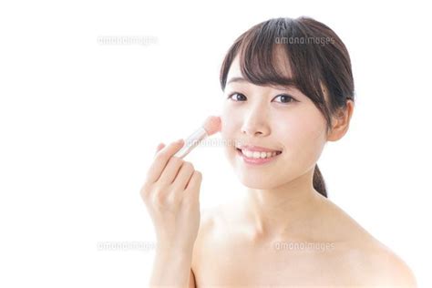 お化粧をする女性の写真素材 Fyi04702160 ストックフォトの Qlean Market