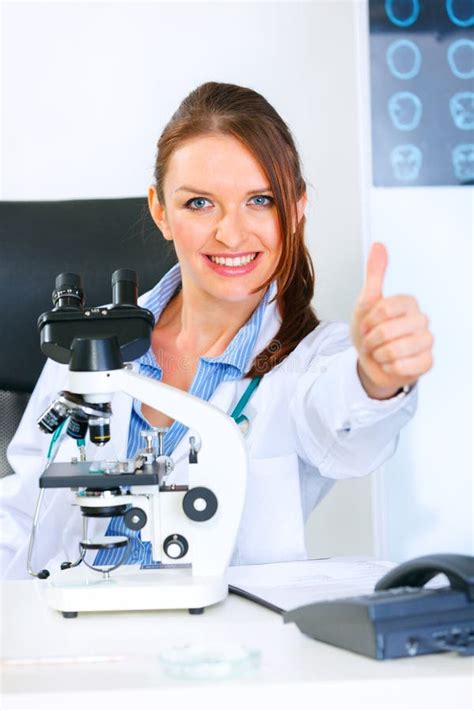 Medische Artsenvrouw Die Microscoop In Laboratorium Gebruikt Stock