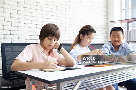 교실에서 숙제를 하는 아이 쓰기 가정 생활에 대한 스톡 사진 및 기타 이미지 가정 생활 공부 교실 Istock