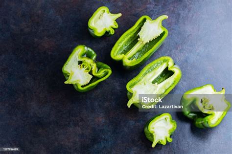 어두운 배경에 못생긴 피망 테이블에 슬라이스 피망 반쪽 개념 식품 유기 폐기물의 감소 비 Gmo 야채 공간을 복사합니다 위쪽 보기 단고추에 대한 스톡 사진 및 기타 이미지