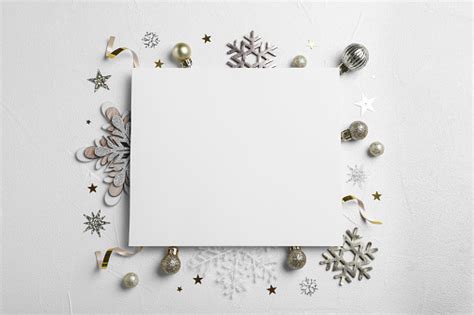 흰색 배경에 크리스마스 장식과 빈 카드가있는 평평한 누워 구성 텍스트를 위한 공간 공휴일에 대한 스톡 사진 및 기타 이미지 공휴일 인사장 사진 이미지 Istock