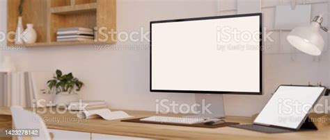 나무 테이블에 컴퓨터 모형이있는 작고 편안한 홈 오피스 스튜디오 작업 공간 0명에 대한 스톡 사진 및 기타 이미지 0명 3차원 형태 공란 Istock