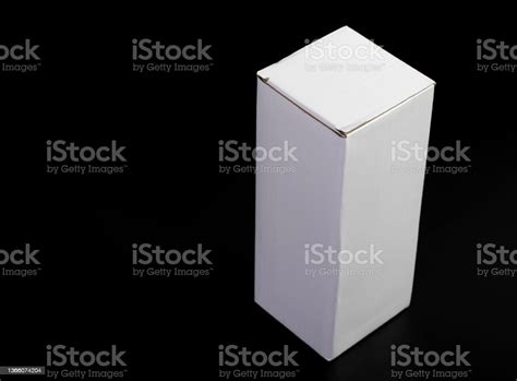 검은 색 배경에 고립 된 제품 디자인 모형을위한 빈 포장 흰색 골판지 상자 0명에 대한 스톡 사진 및 기타 이미지 0명