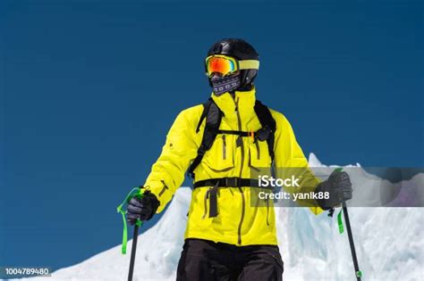 스키 슬로프에 서입니다 가벼운 정장 헬멧 및 마스크 스키 남자 스키입니다 에 배경 눈 덮인 산 스키 코 카 서 스 산맥 Elbrus 러시아 가지 식물 부위에 대한 스톡 사진