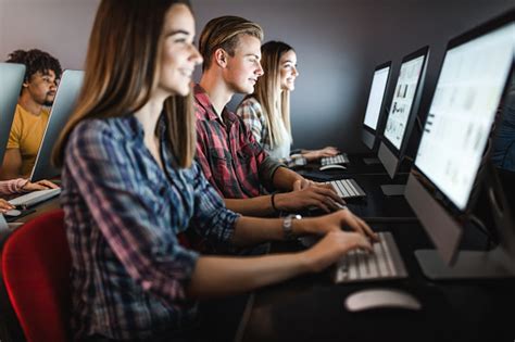 컴퓨터 실험실에서 데스크톱 Pc의 학습을 웃는 학생 들의 그룹입니다 학생에 대한 스톡 사진 및 기타 이미지 학생 강당