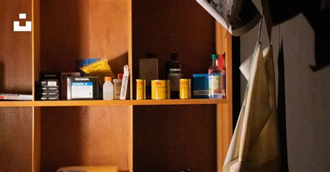 책과 다른 물건으로 가득 찬 선반이있는 방 사진 Unsplash의 무료 베를린 이미지