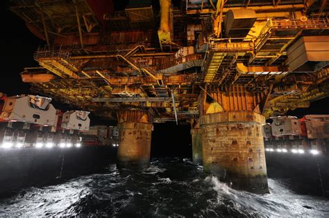 Pioneering Spirit Sets World Lifting Record