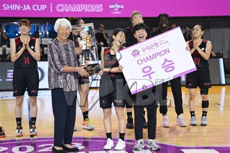박신자컵 우승 일본 여자농구 도요타 트로피 들고 활짝 파이낸셜뉴스