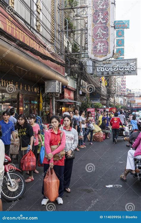 Yaowarat路在中国镇在曼谷，泰国 编辑类照片 图片 包括有 资本 道路 汉语 商业 再定居 114039956