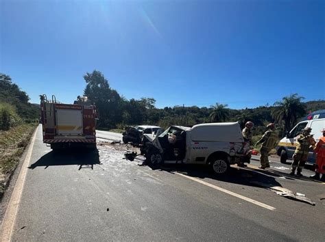 Veículos Batem De Frente Na Br 381 Trânsito é Paralisado Para Socorro