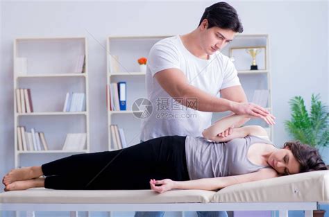 年轻医生脊椎按摩师对女病人进行按摩高清图片下载 正版图片506459258 摄图网