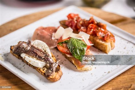 맛 있는 이탈리아 전채는 토마토 멸 치 퀴 토 햄과와 렐 Bruschettes 0명에 대한 스톡 사진 및 기타 이미지 0명