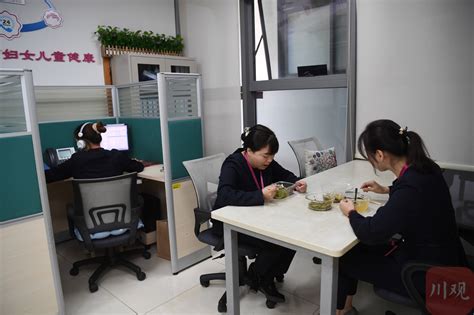 C视频丨呼叫随访助健康 这里的咨询热线24小时不打烊四川在线