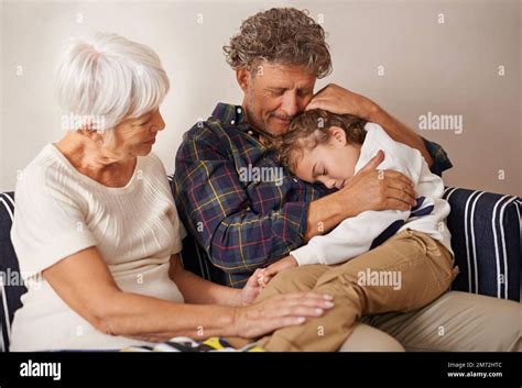 Mamie regarde Banque de photographies et dimages à haute résolution Alamy